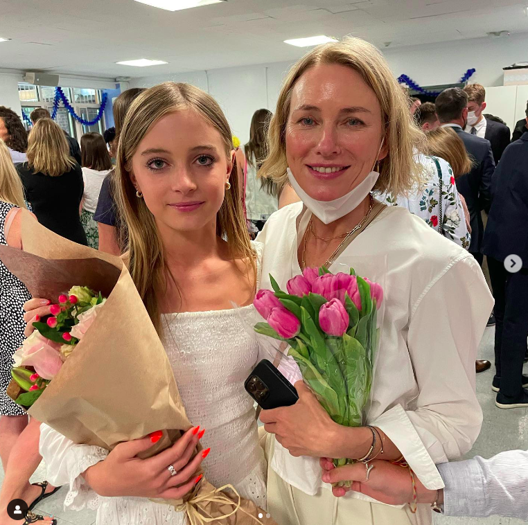 ナオミ・ワッツの次男カイ、白ワンピで卒業式 | CELEB ☆ TIMES